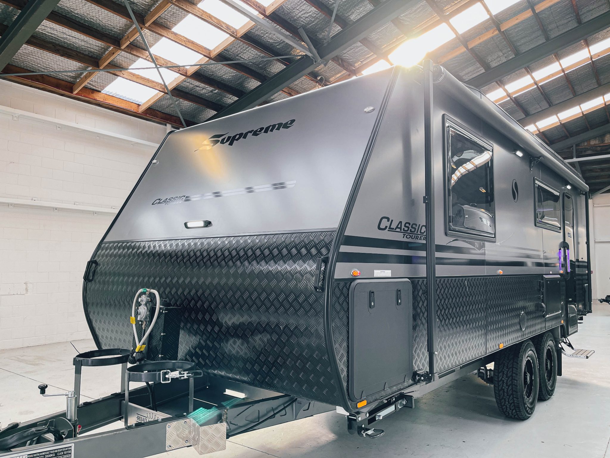 Supreme Classic Tourer 22ft Centre Bathroom - Fortis Caravans NZ